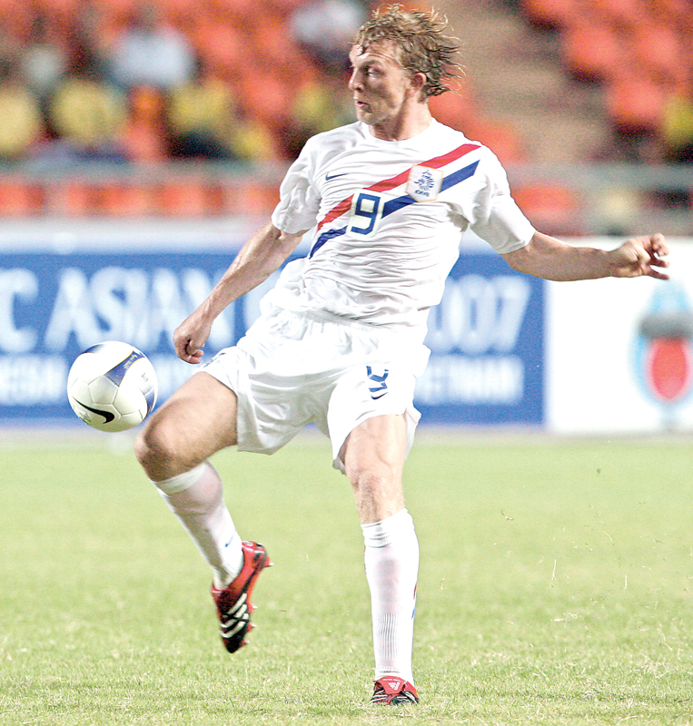 Pe cine va alege Van Basten: Afellay sau Dirk Kuyt?