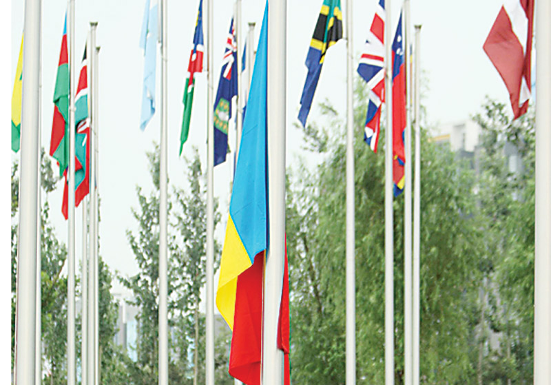 Drapelul României flutură de ieri în Satul Olimpic