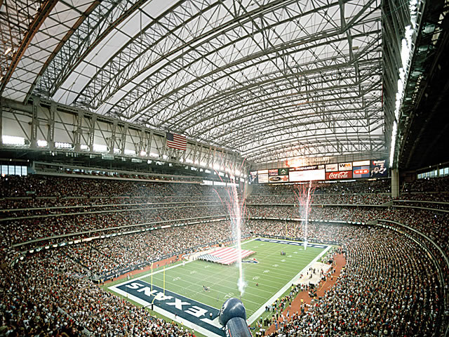 Un stadion ultramodern, in loc de doua mai mici