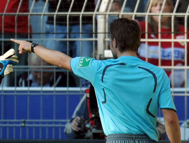 VIDEO INCREDIBIL!** Un arbitru a implorat un portar să pareze un ...