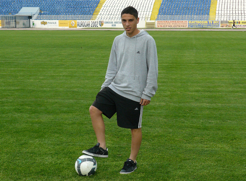 Copilărie îngropată! **Vezi povestea lui Nicolae Stanciu, puștiul ...