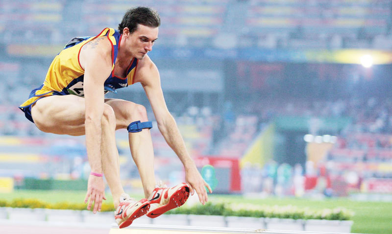 Oprea sare pentru o medalie la triplusalt!** Inamicul public nr. 1