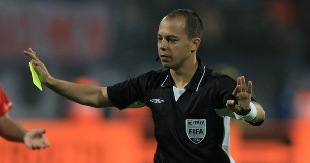 Atenție steliști și dinamoviști! Avram dă ușor galbene și lovituri de ...