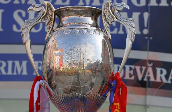 FOTO** Trofeul Cupei României a ajuns la Brașov! Va sta în Piața ...