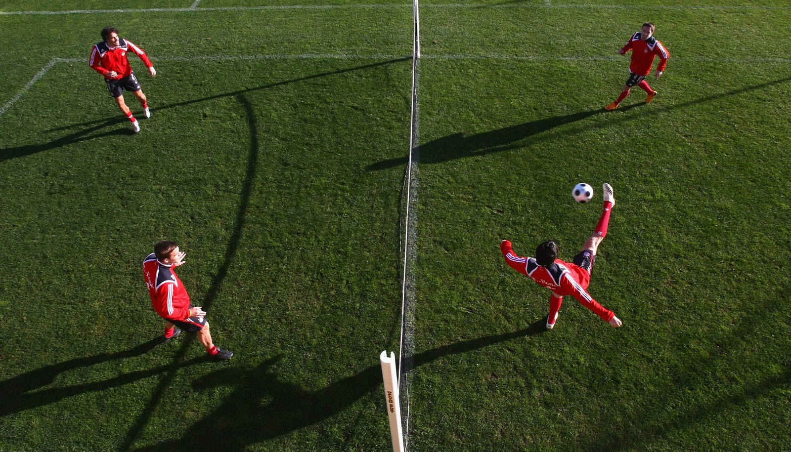 Stăm bine la fotbal-tenis!** Cinci medalii de aur și una de argint la ...