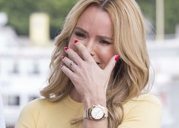 Cel mai cunoscut fan al lui Portsmouth, în lacrimi. Frumoasa Amanda ...