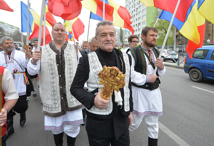 FOTO | A luat pauză de la fotbal! Gigi Becali s-a îmbrăcat în costum ...