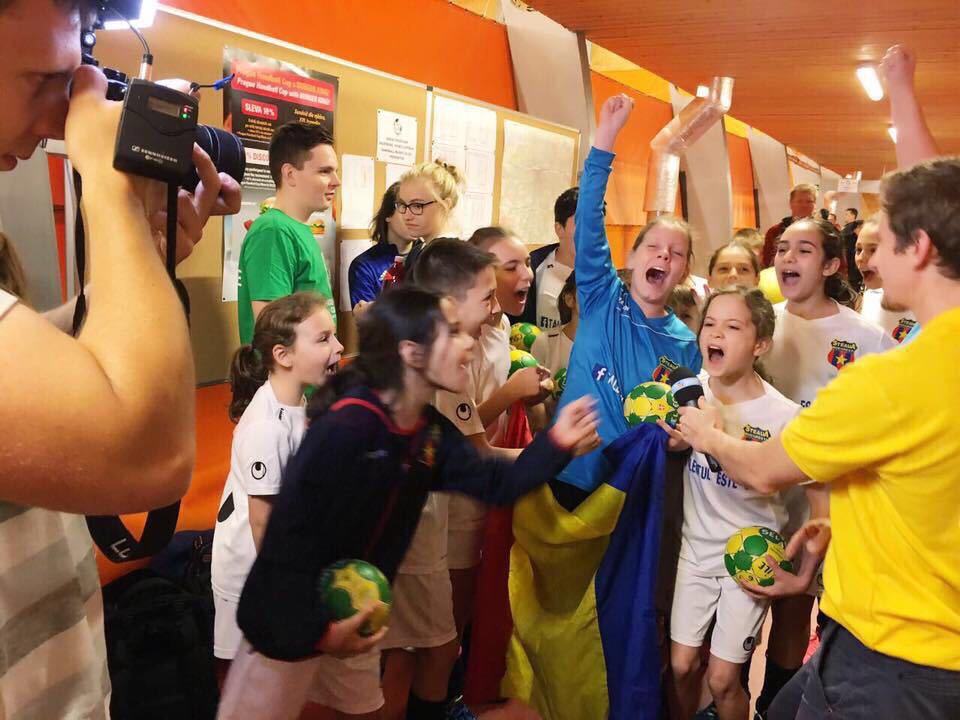 VIDEO Moment emoționant cu niște copii de 7 ani care plătesc să facă ...