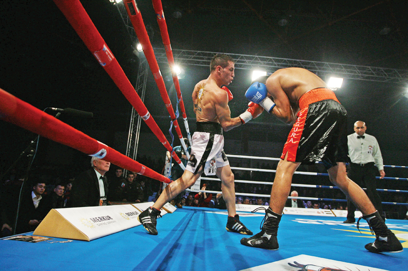 "Bombardierul" Viorel Simion, învins la puncte pe Wembley, după 12 ...