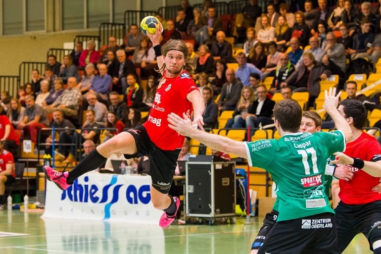 Campioana la handbal și-a mai adus un jucător la linia de 9 metri ...