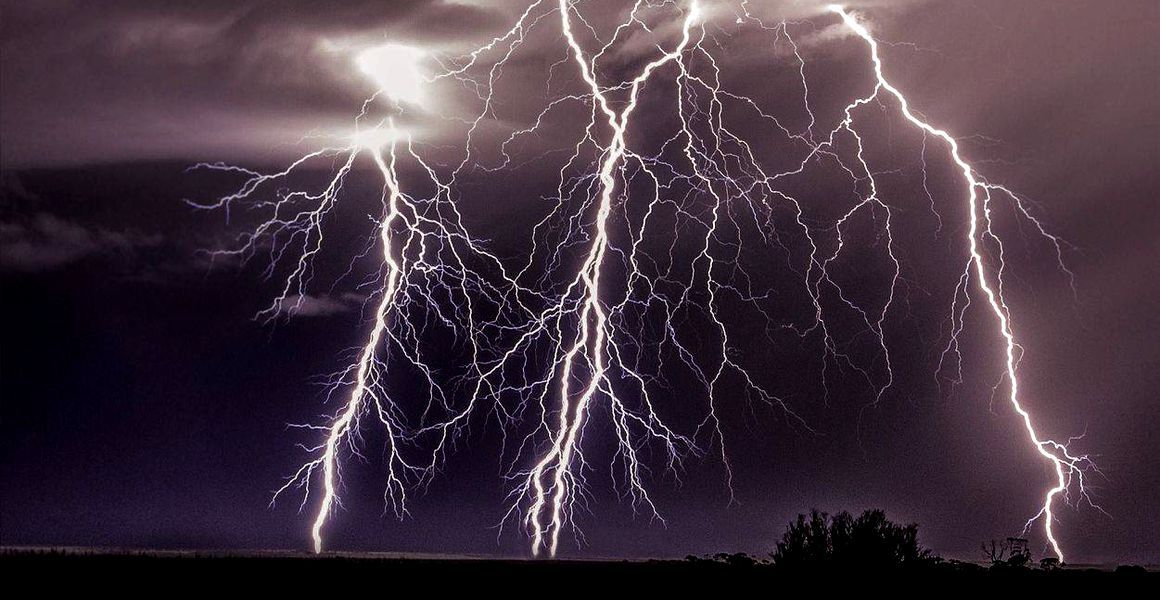 Nocturna stadionului din Mediaș a fost lovită de fulger! Meciul s-a ...