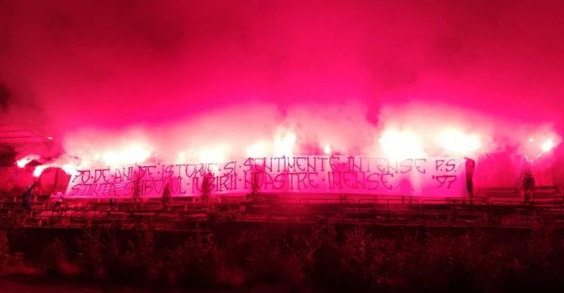 Fanii olteni au făcut show! Sute de torțe pentru cei 70 de ani de la ...