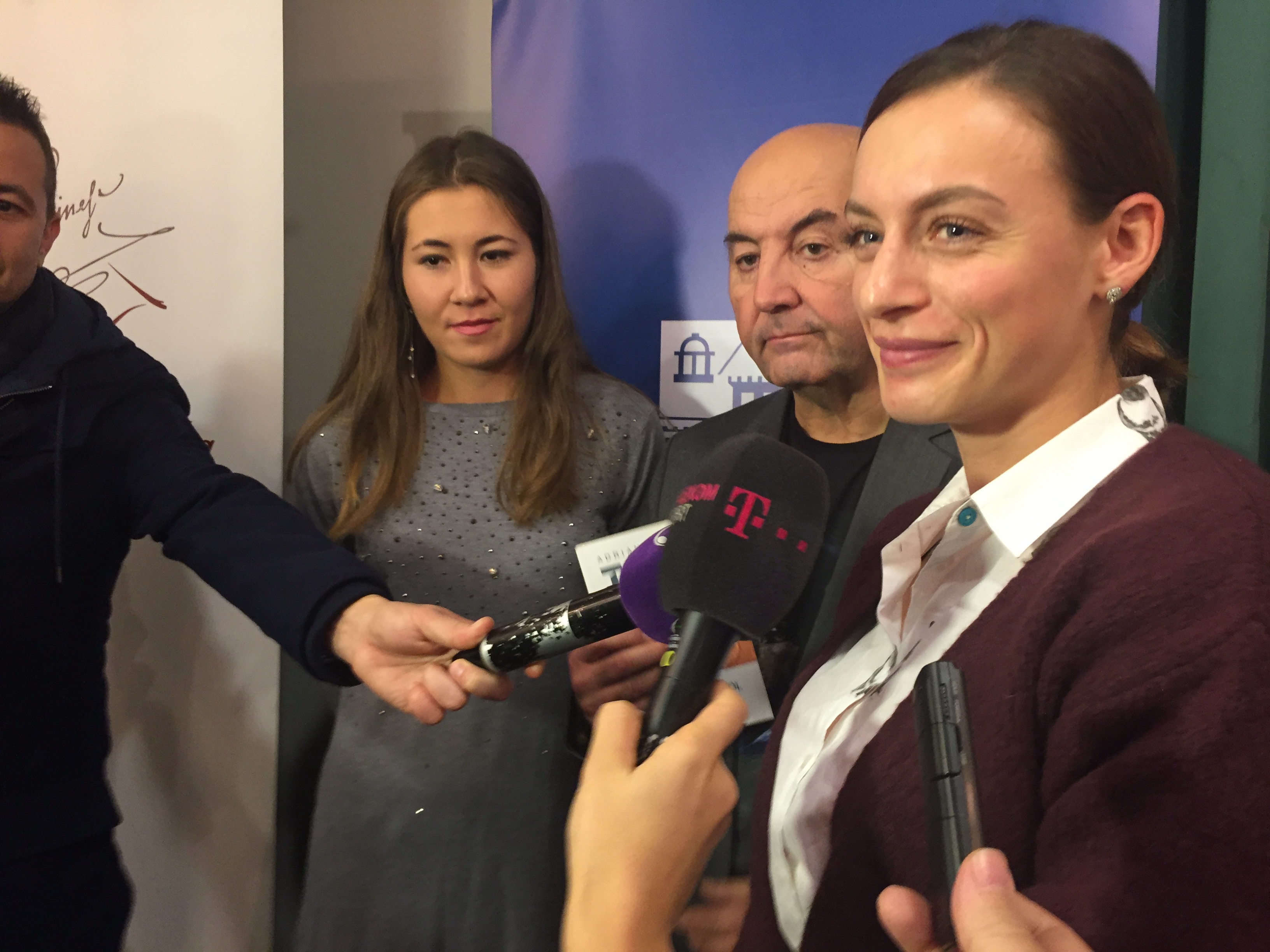 Ana Bogdan, în lacrimi la un eveniment editorial. Adrian Fetecău a ...