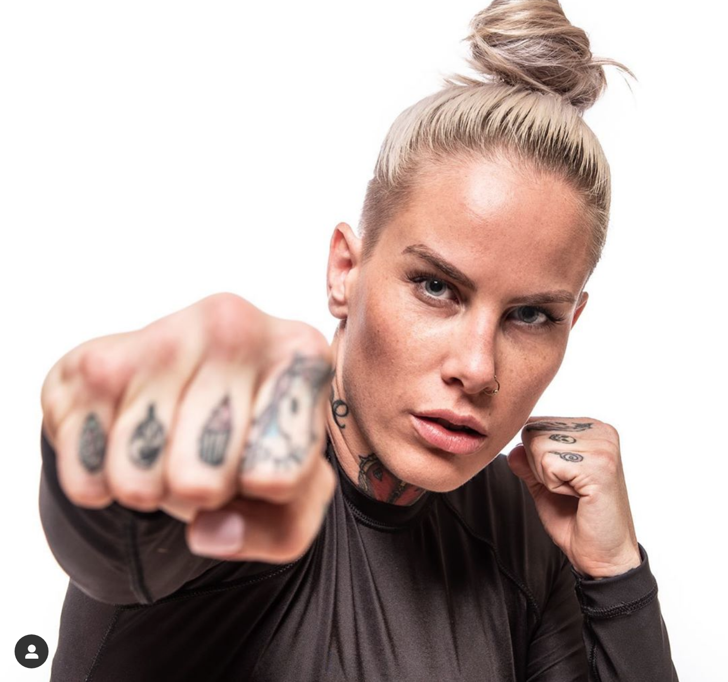 GALERIE FOTO | Bec Rawlings a luat bătaie în cușca de MMA, dar rămâne ...
