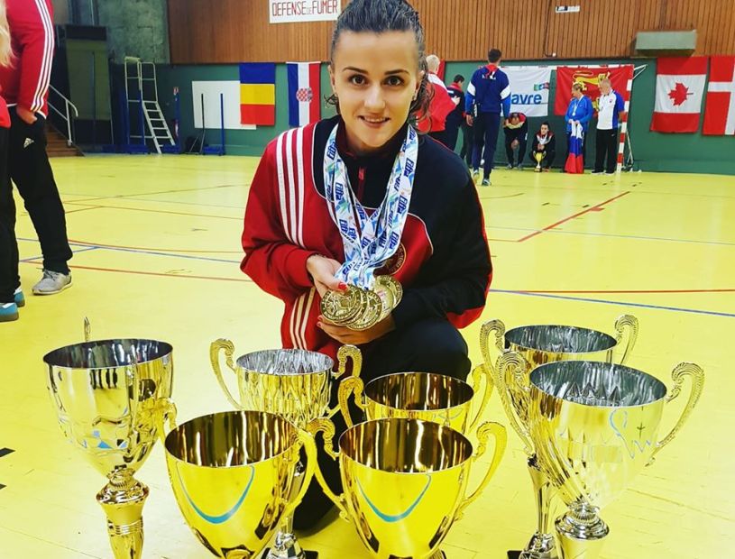 Cum a ajuns o româncă să fie cea mai bună jucătoare de fotbal tenis din ...