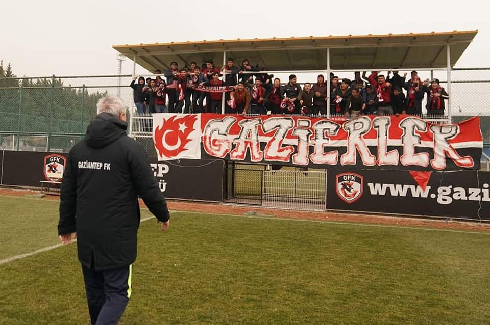 Marius Șumudică și Alexandru Maxim, „sub asediul fanilor”. Imaginile ...