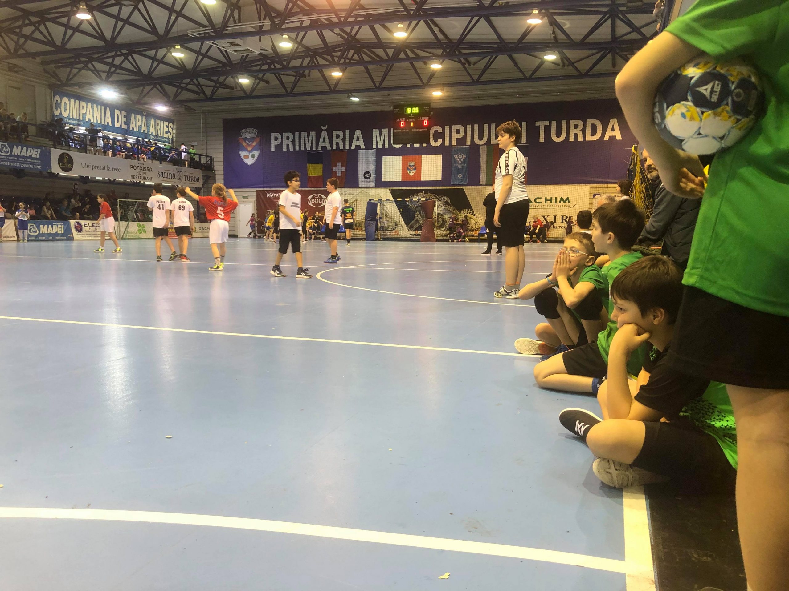 800 de copii joacă handbal la Turda! „Poate pe unii îi va prinde ...