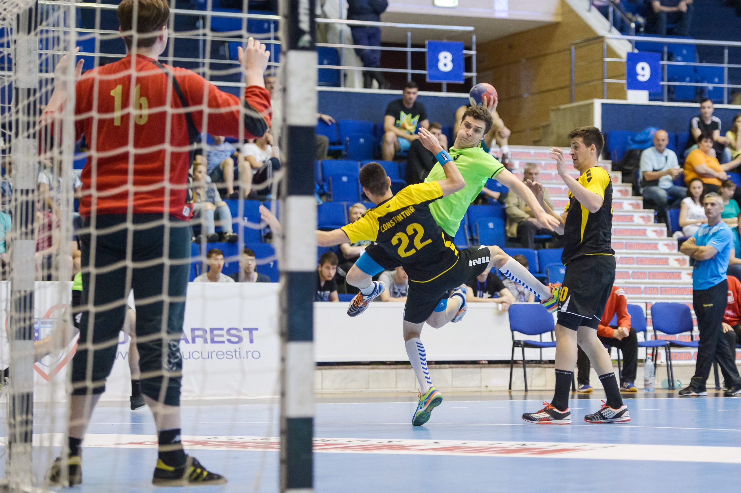 NĂUCITOR! „75 de copii de 14-16 ani mai practică handbal în București ...