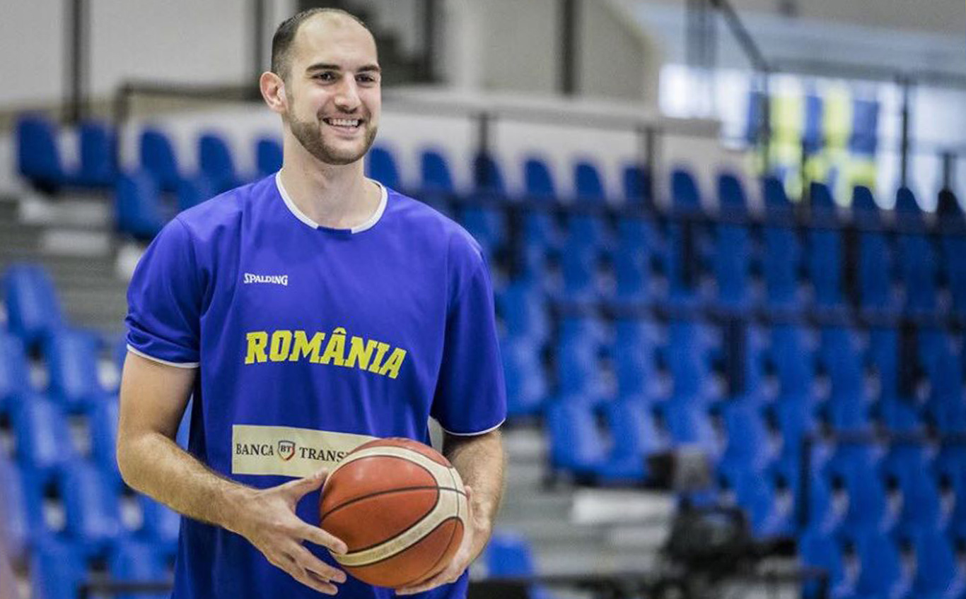 SPECIAL | Pivotul naționalei de baschet a stat două luni blocat în ...