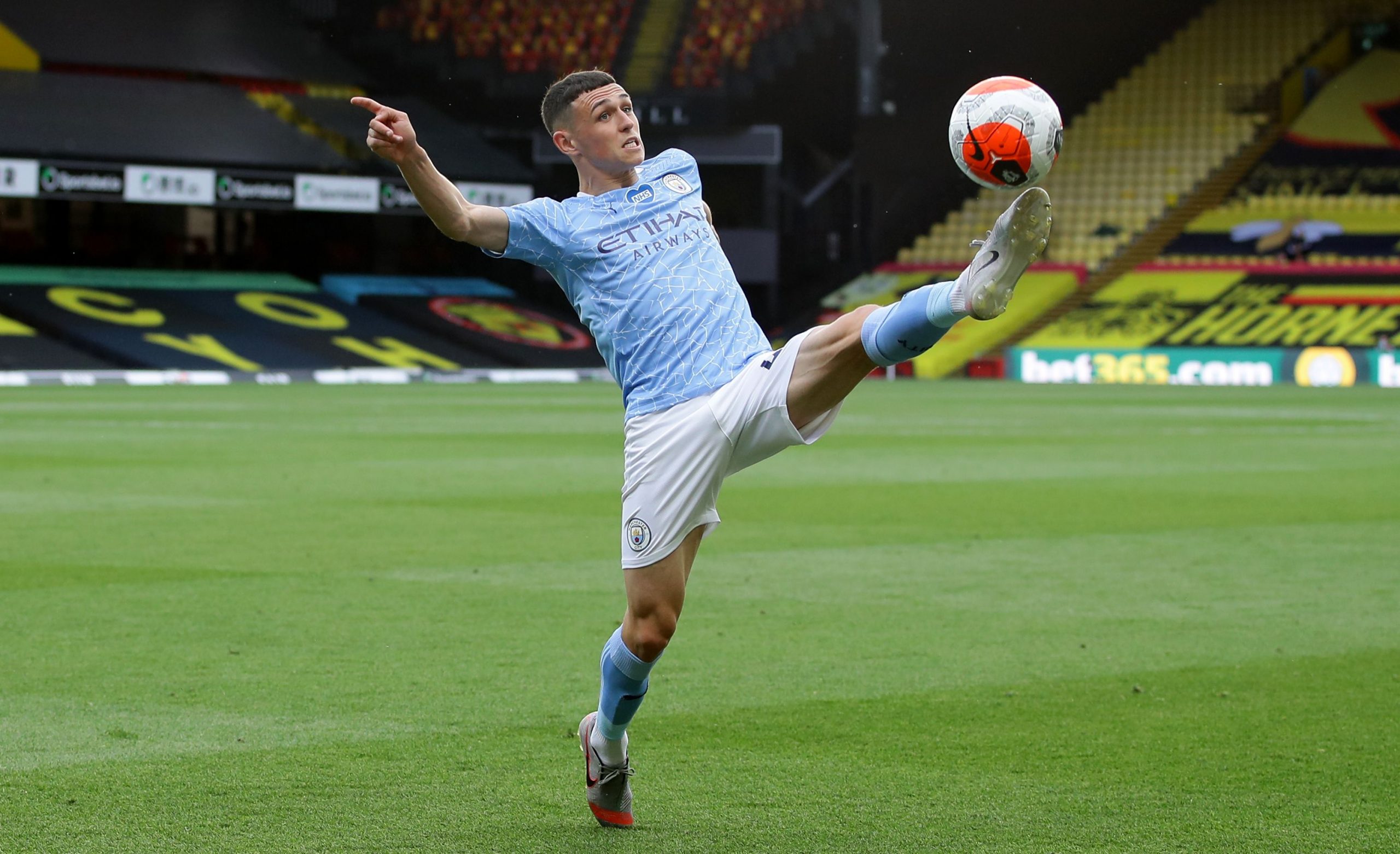 Phil Phoden, prima reacție după ce a chemat două fete în cantonamentul ...