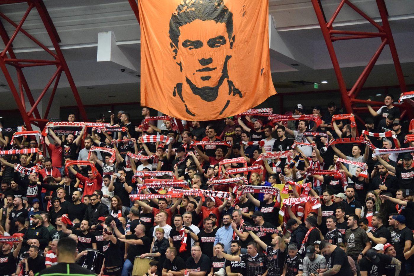 Suporterii echipei Dinamo București au cumpărat 1.600 de bilete în 16 ...