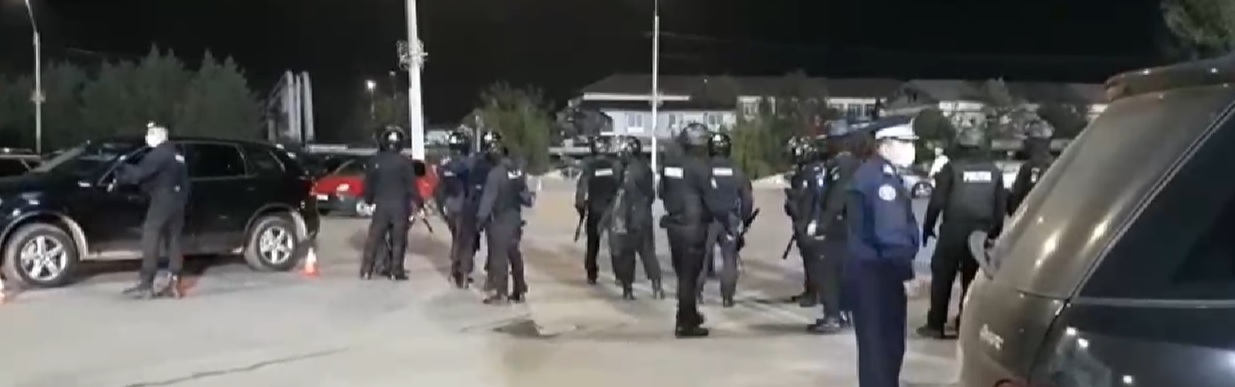 Scandal la meciul U Craiova 1948 - Rapid. Fanii olteni i-au atacat pe ...