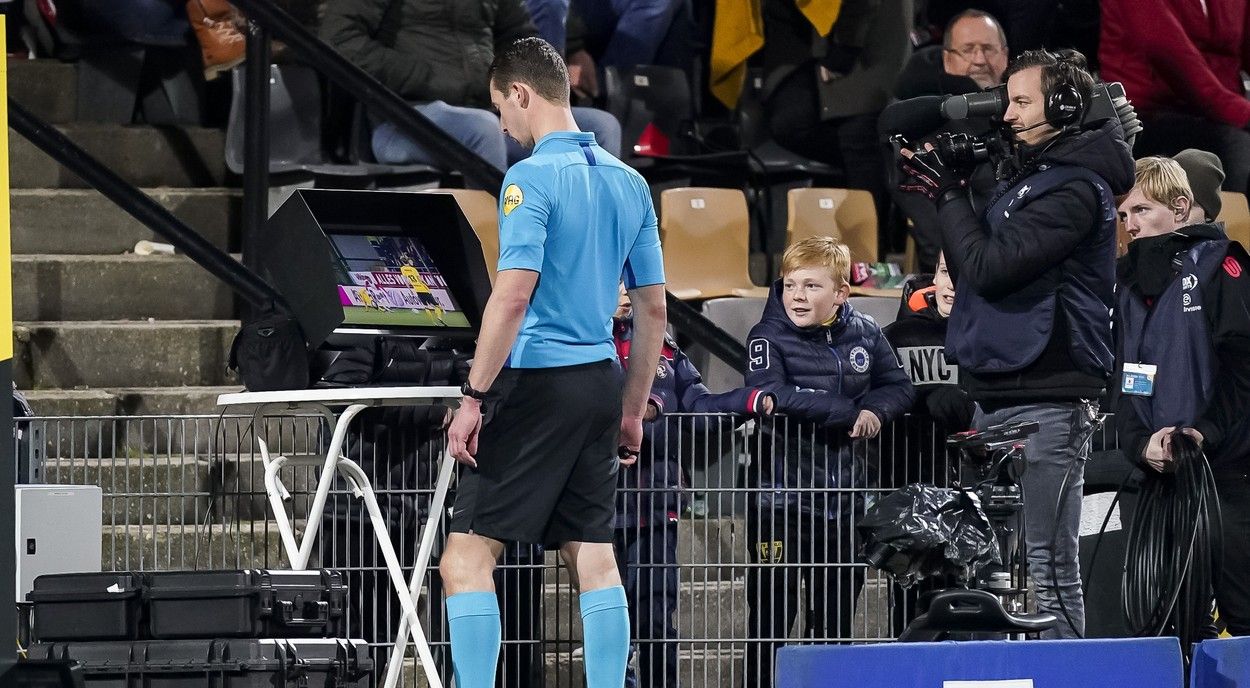 VAR în Liga 1! Justin Ștefan îl liniștește pe Dan Petrescu ...