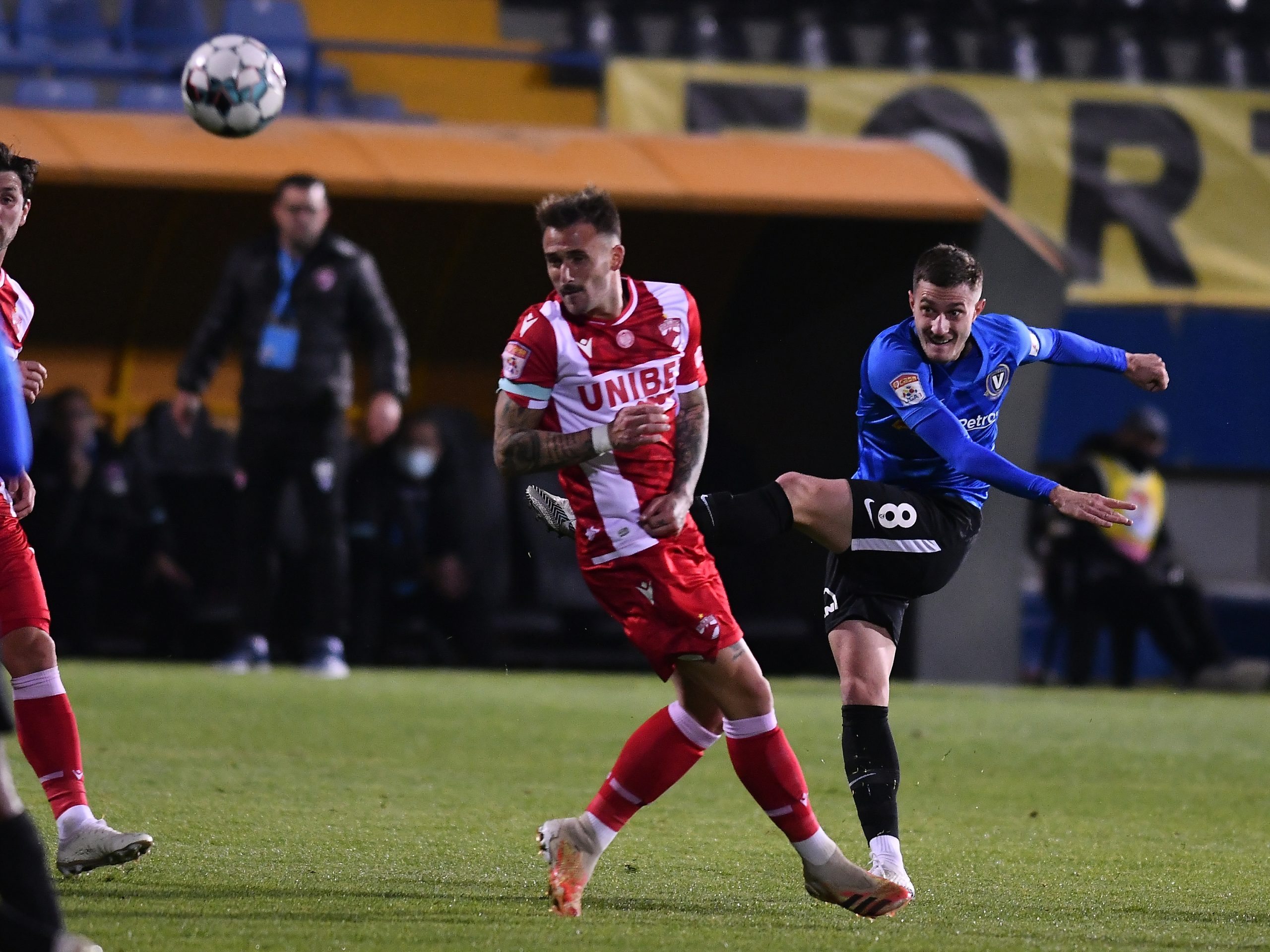 Cosmin Contra, schimbare de look. Cum a apărut antrenorul lui Dinamo la ...