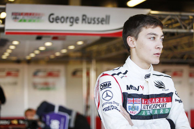 Un pilot de doar 22 de ani îl înlocuiește pe Lewis Hamilton în cursa de ...