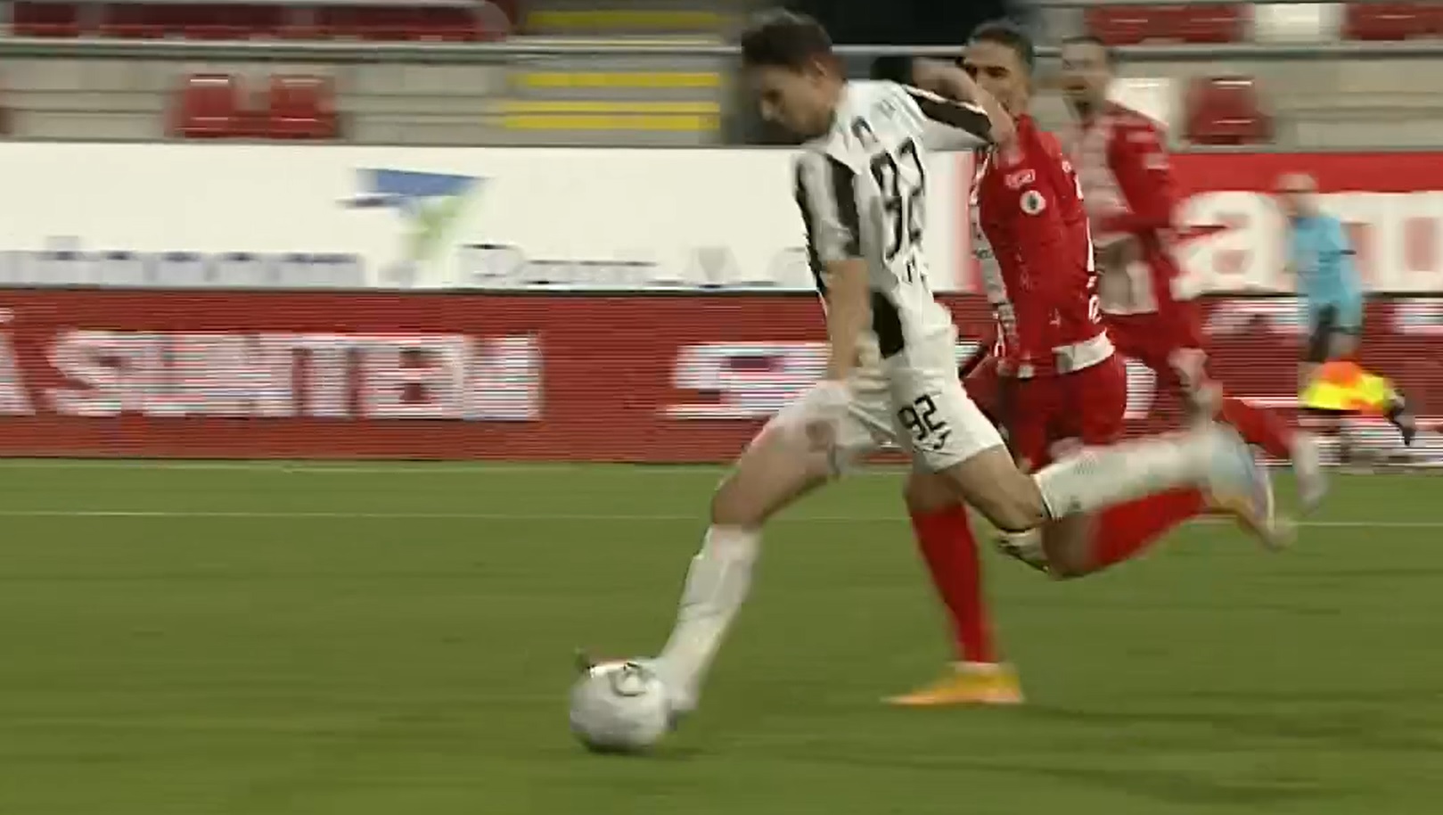 Un nou episod halucinant în Liga 1! Robert Riza, „sacrificat” de Eugen ...