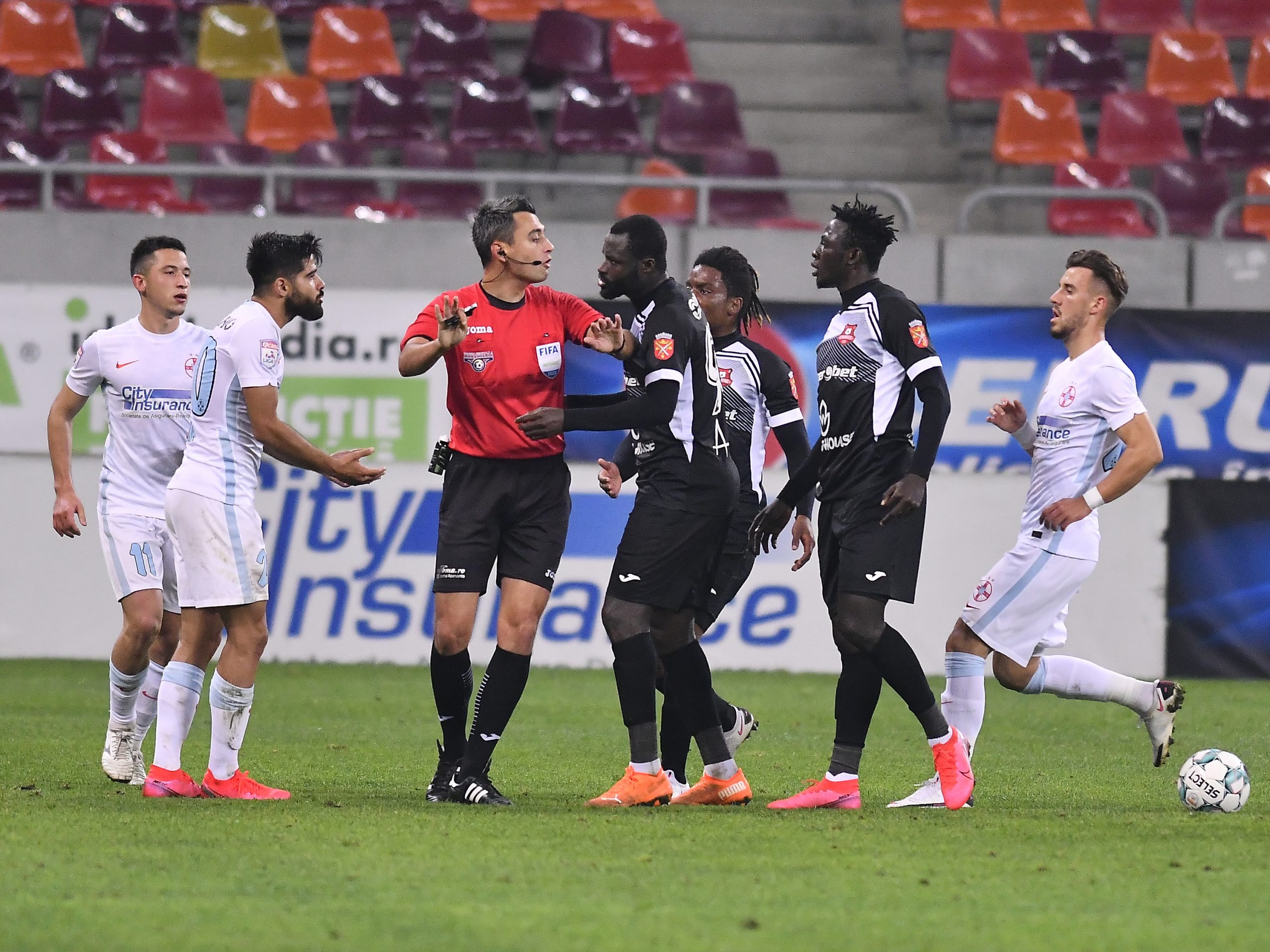 Ilie Dumitrescu, dat pe spate de un fotbalist al celor de la Hermannstadt!