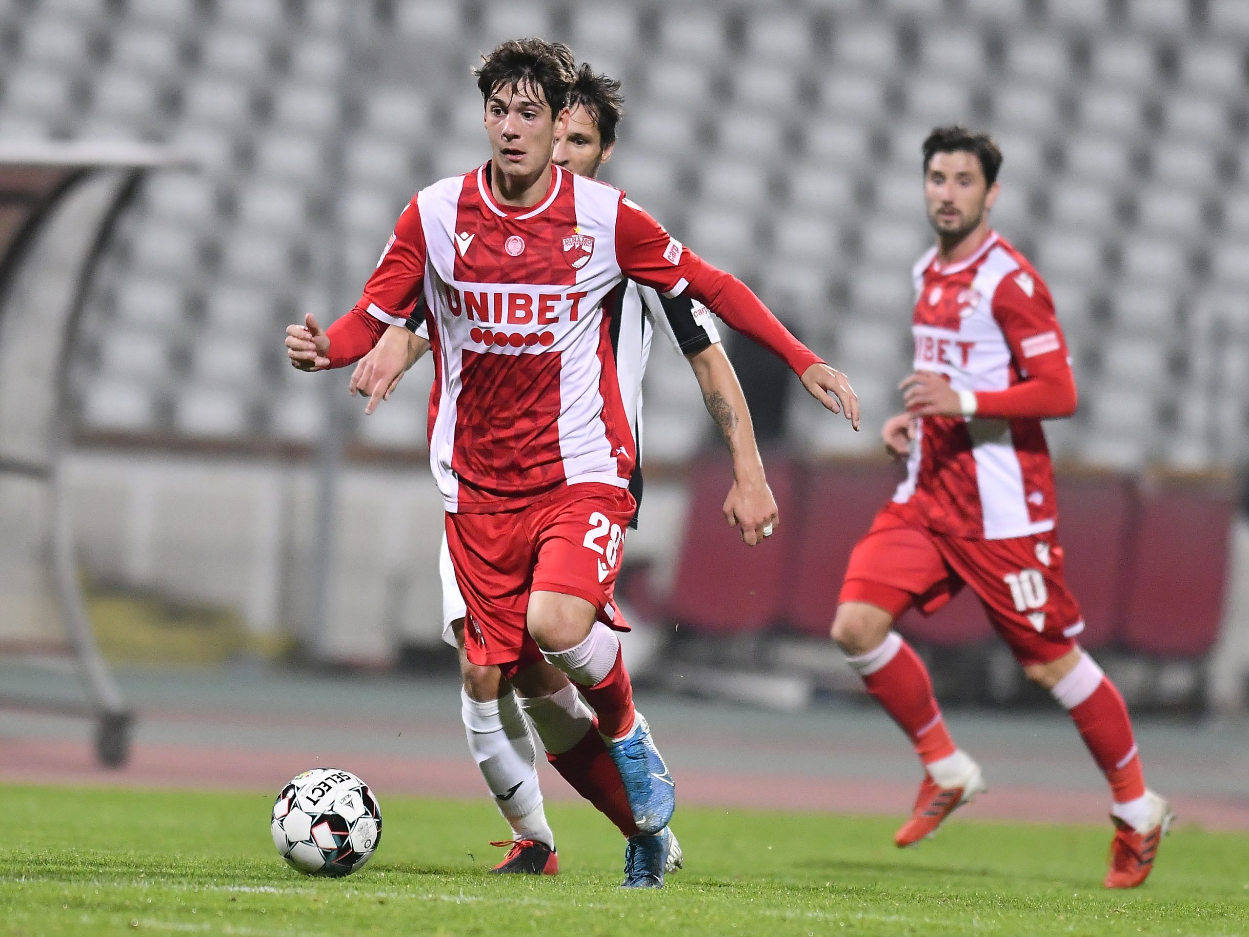 Valentin Borcea de la Dinamo, urmărit de un club din Premier League. „E ...