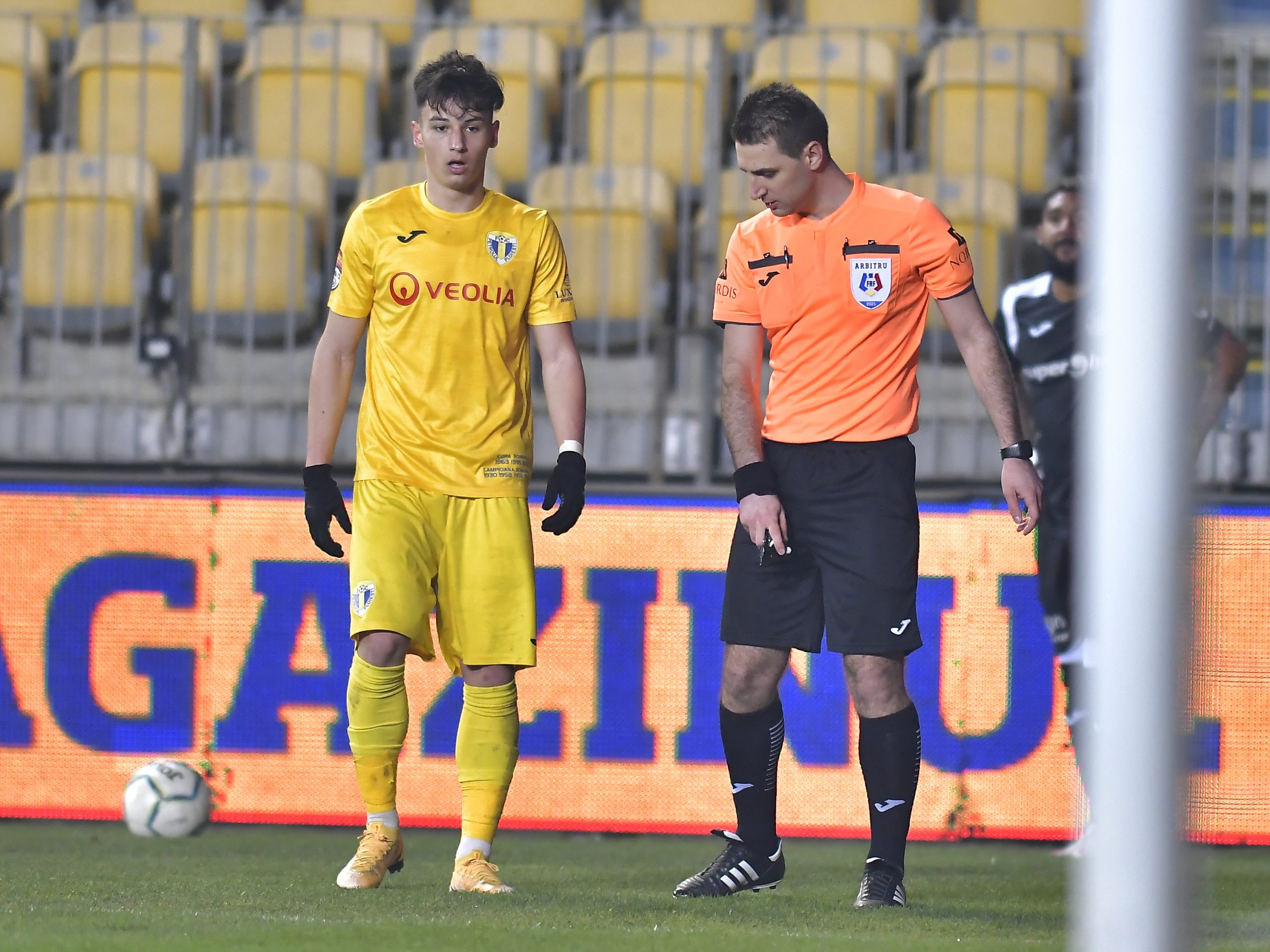 Arbitru la Rapid-FCSB, bătut de oficiali și pe teren, și la comisii!