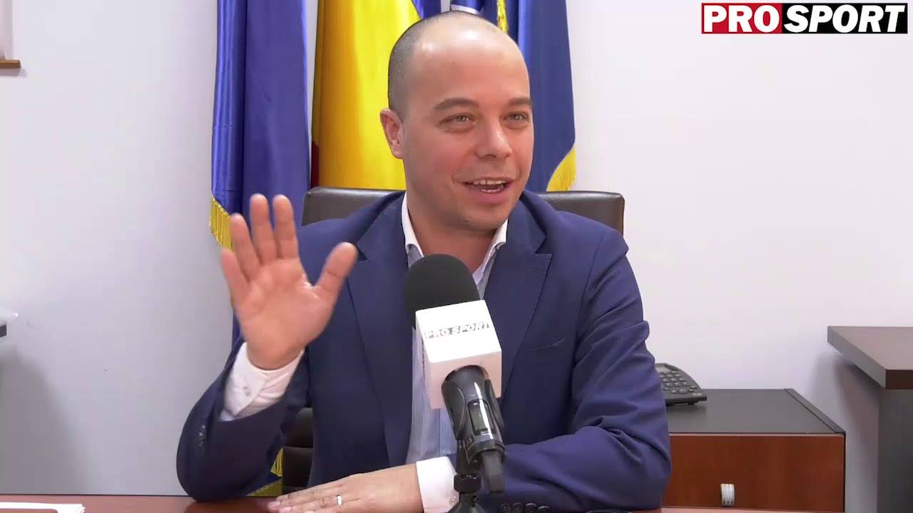 Care este povestea mimicii fostului arbitru Marius Avram din timpul ...