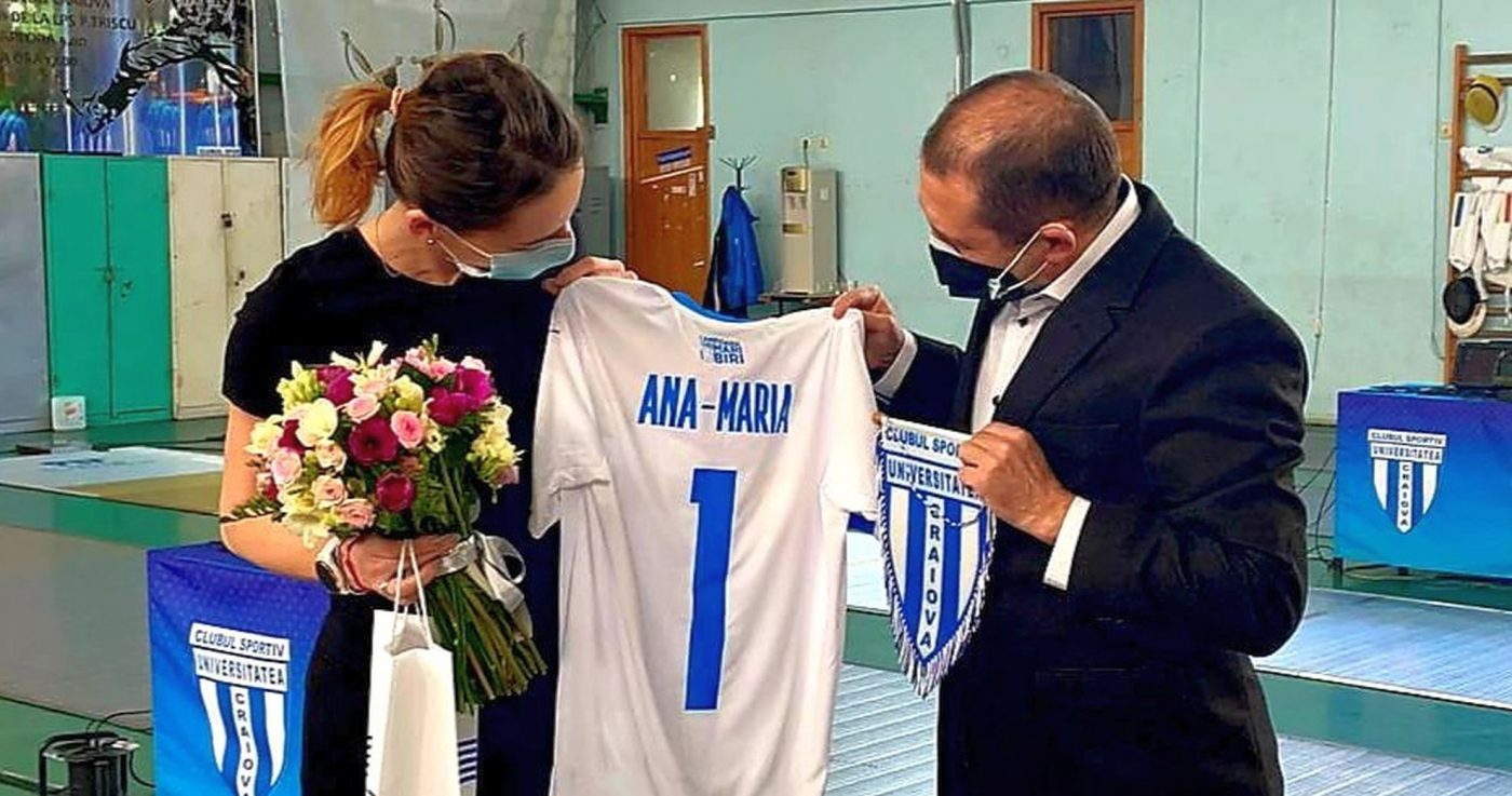 Ana Maria Brânză, după ce a primit un tricou al Universităţii Craiova ...