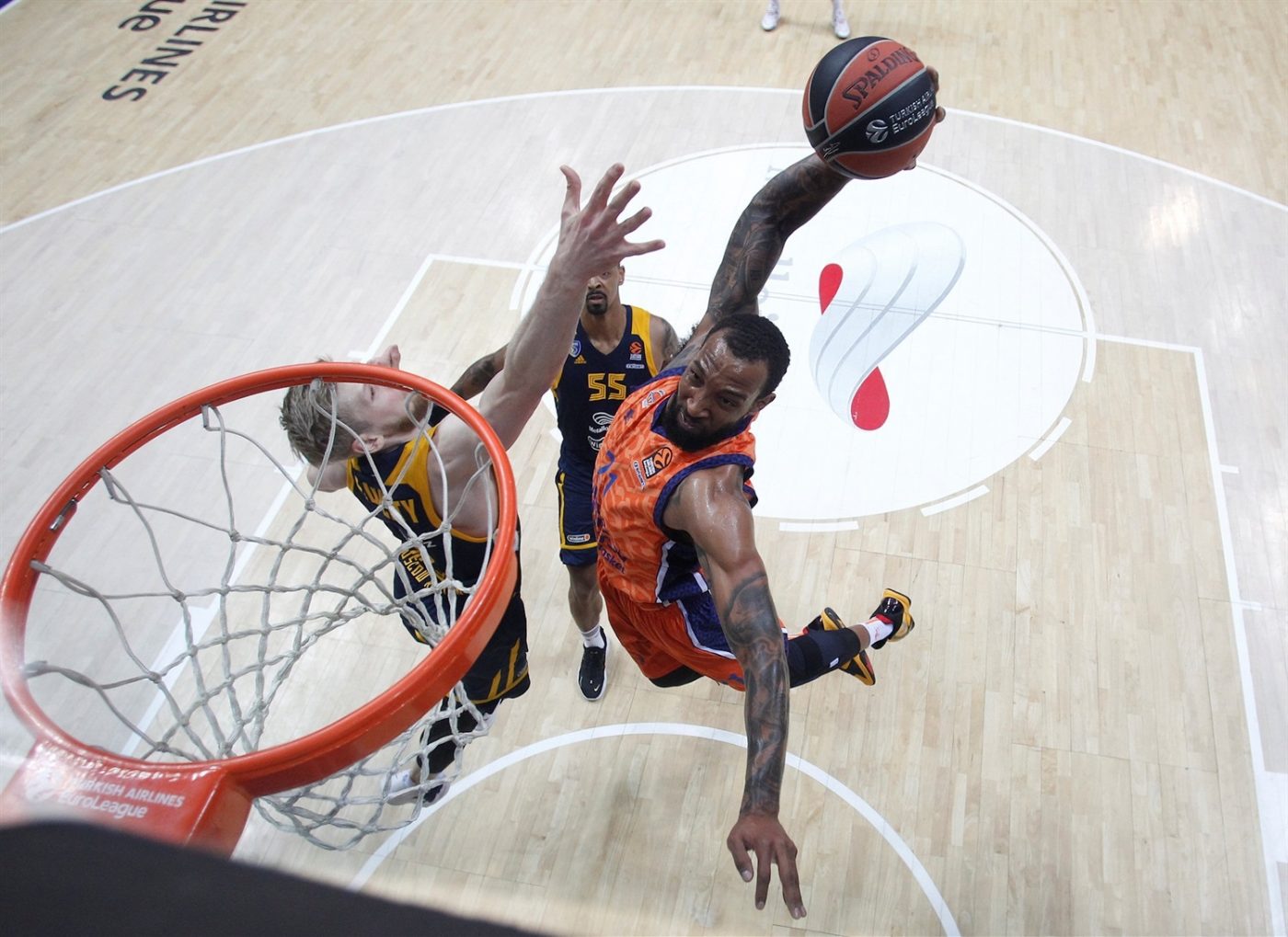 Cel mai rapid slam-dunk din istoria Euroligii de baschet masculin, după ...