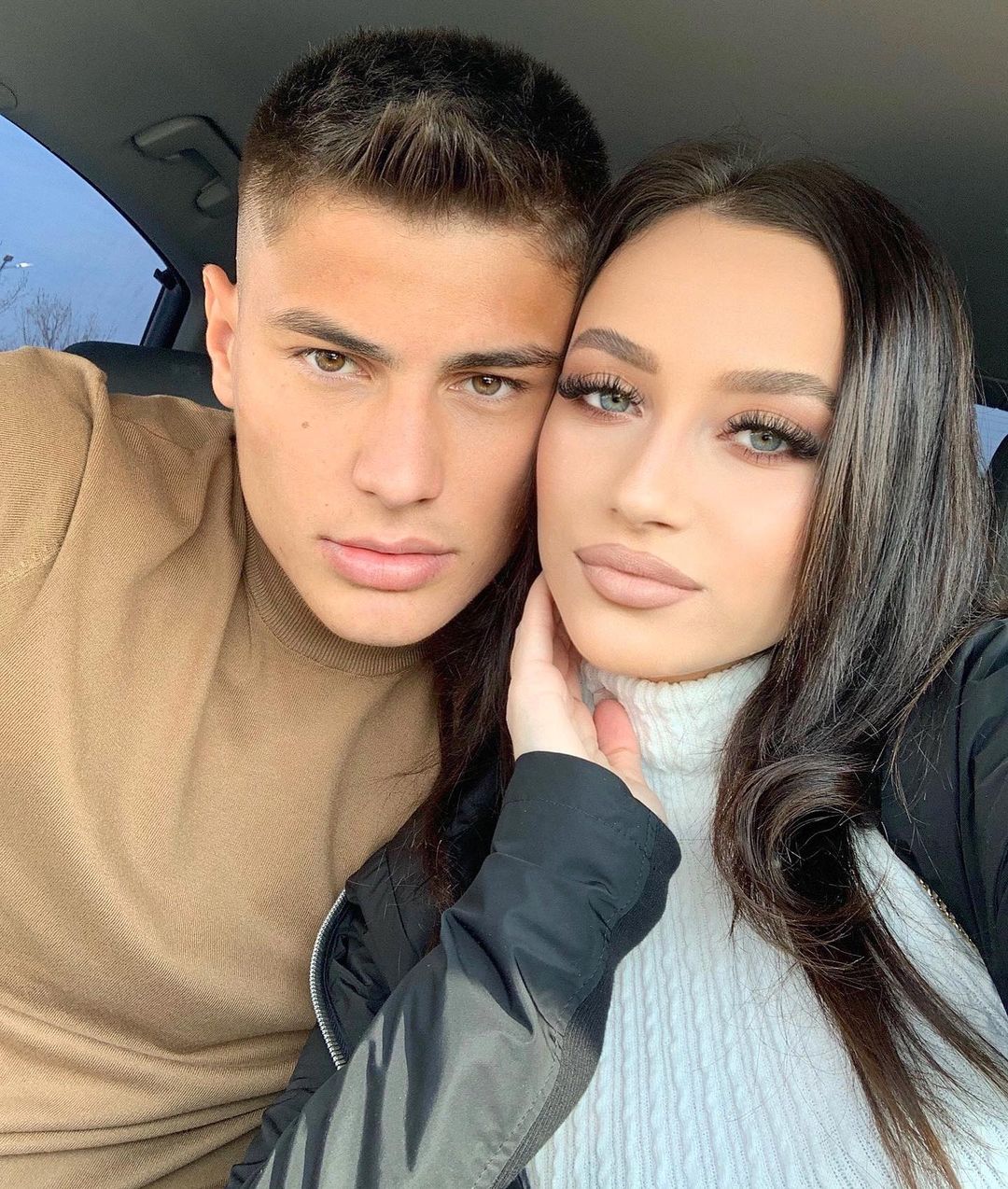 Nu este în lotul FCSB, dar iubita lui poate cuceri orice suporter! Cum ...