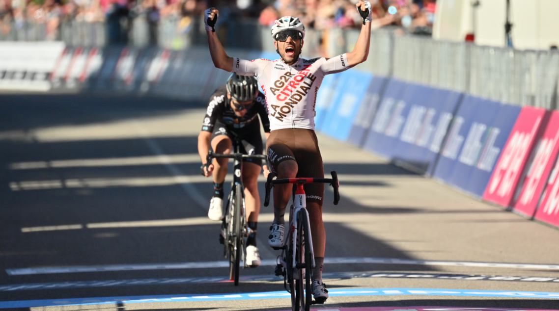 Andrea Vendrame a câștigat din evadare etapa a 12-a a Turului Italiei ...