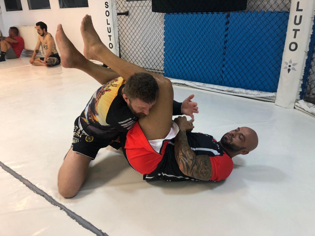 Giani Kiriță trage tare la antrenamente pentru luptele din cușca MMA ...