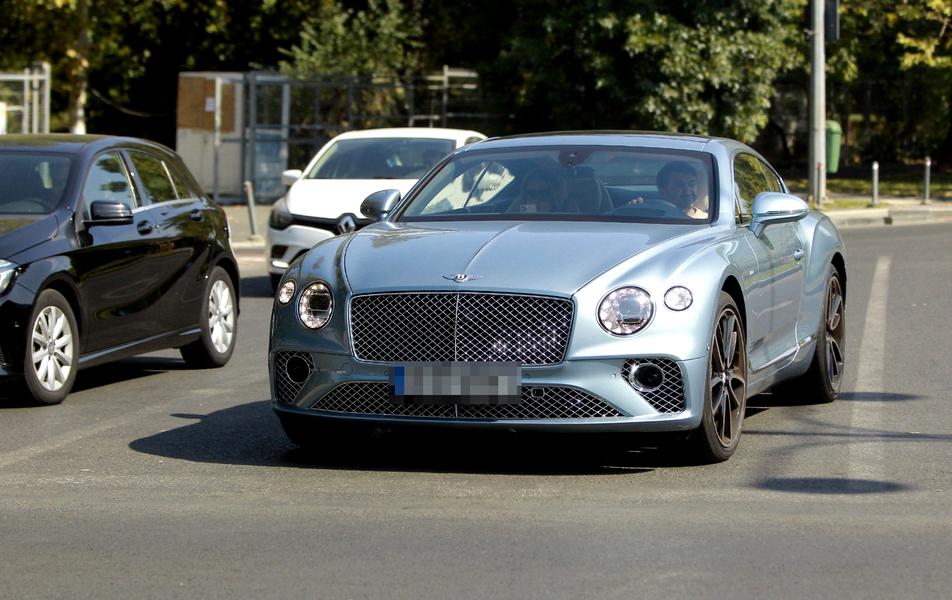 Alexandra Becali a „pasat” volanul Bentley-ului de 250.000 de euro