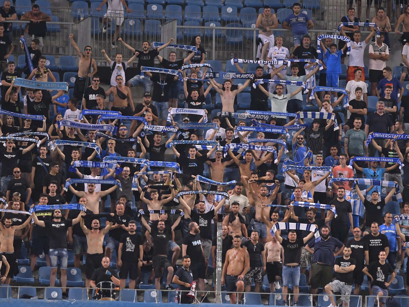 Ultrașii celor de la FC U Craiova i-au „confiscat” banderola de căpitan ...