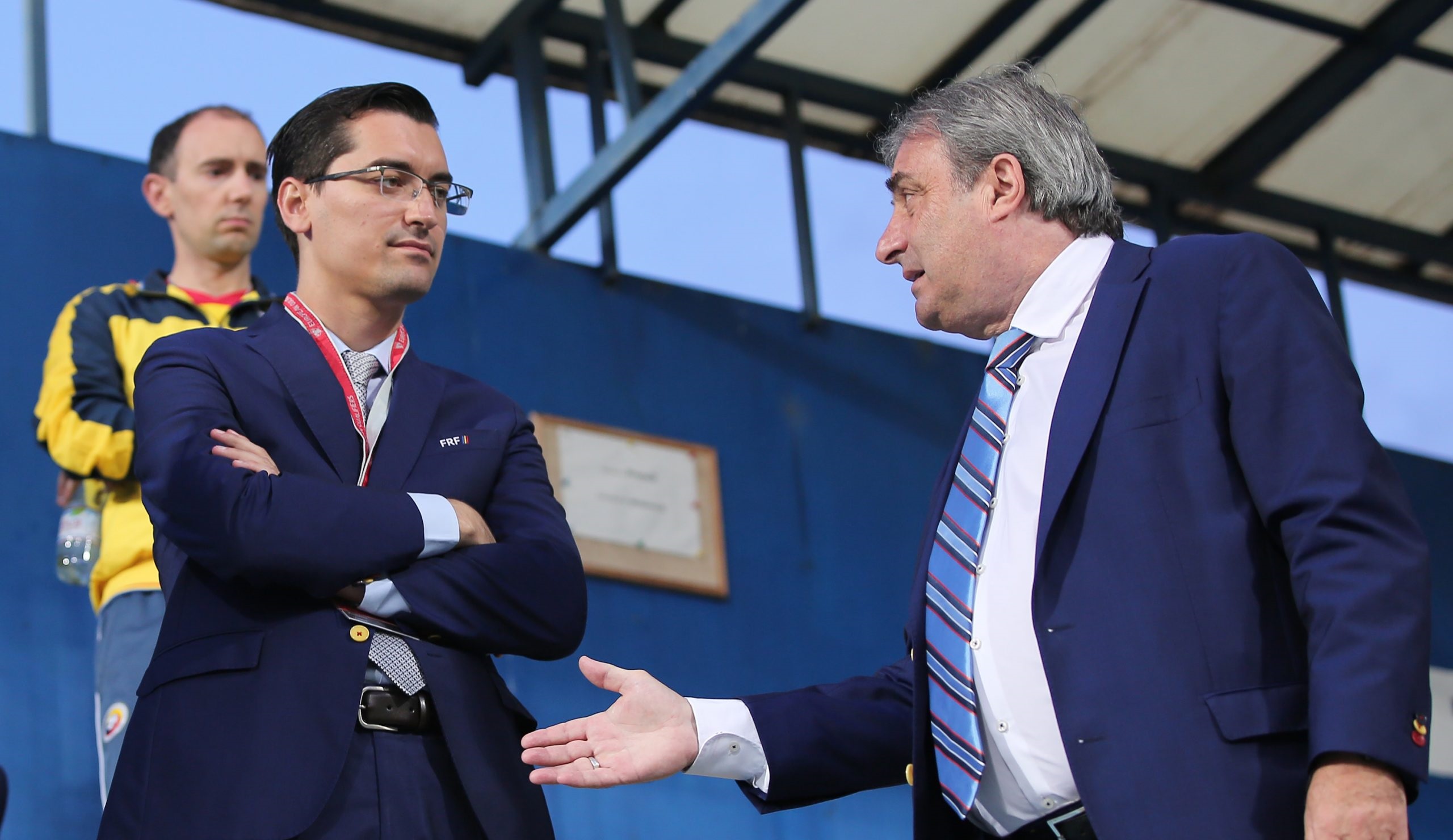 Look up! De acolo de unde suntem, doar în sus ne putem uita