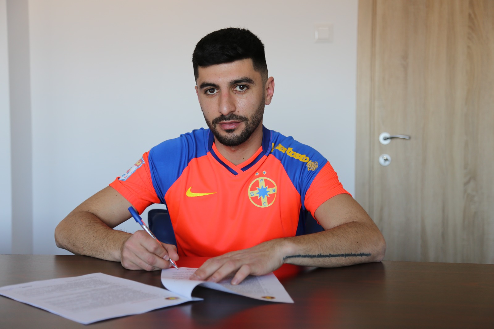 Florin Achim, prezentat oficial la FCSB! Primele imagini cu noul fundaș ...