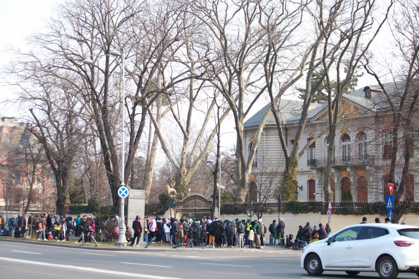 Sute de nevoiași s-au adunat la palatul lui Gigi Becali