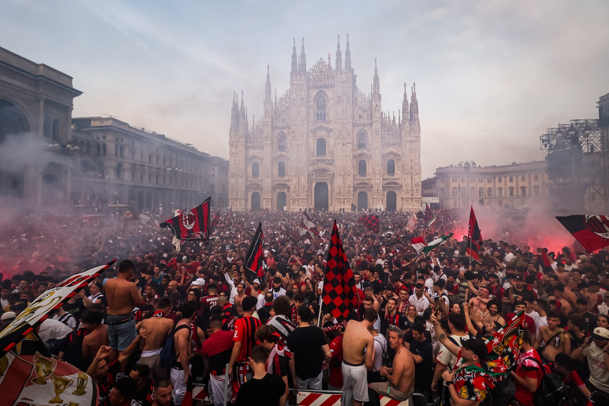 Fanii lui AC Milan au sărbătorit în stradă câștigarea titlului de campioană