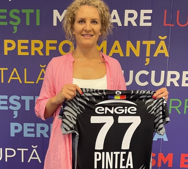 Crina Pintea, doi ani la CSM București pe postul de pivot