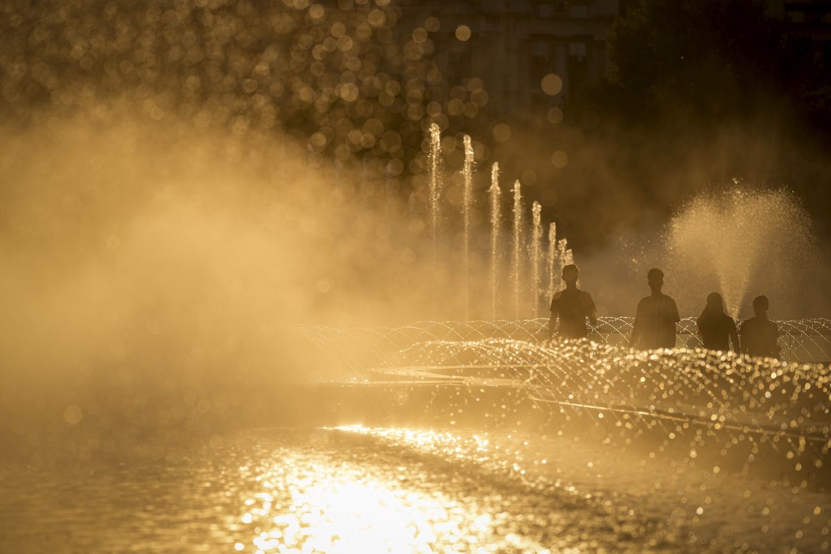 Canicula și mizeria de sub preș. Apă rece, să nu miroasă