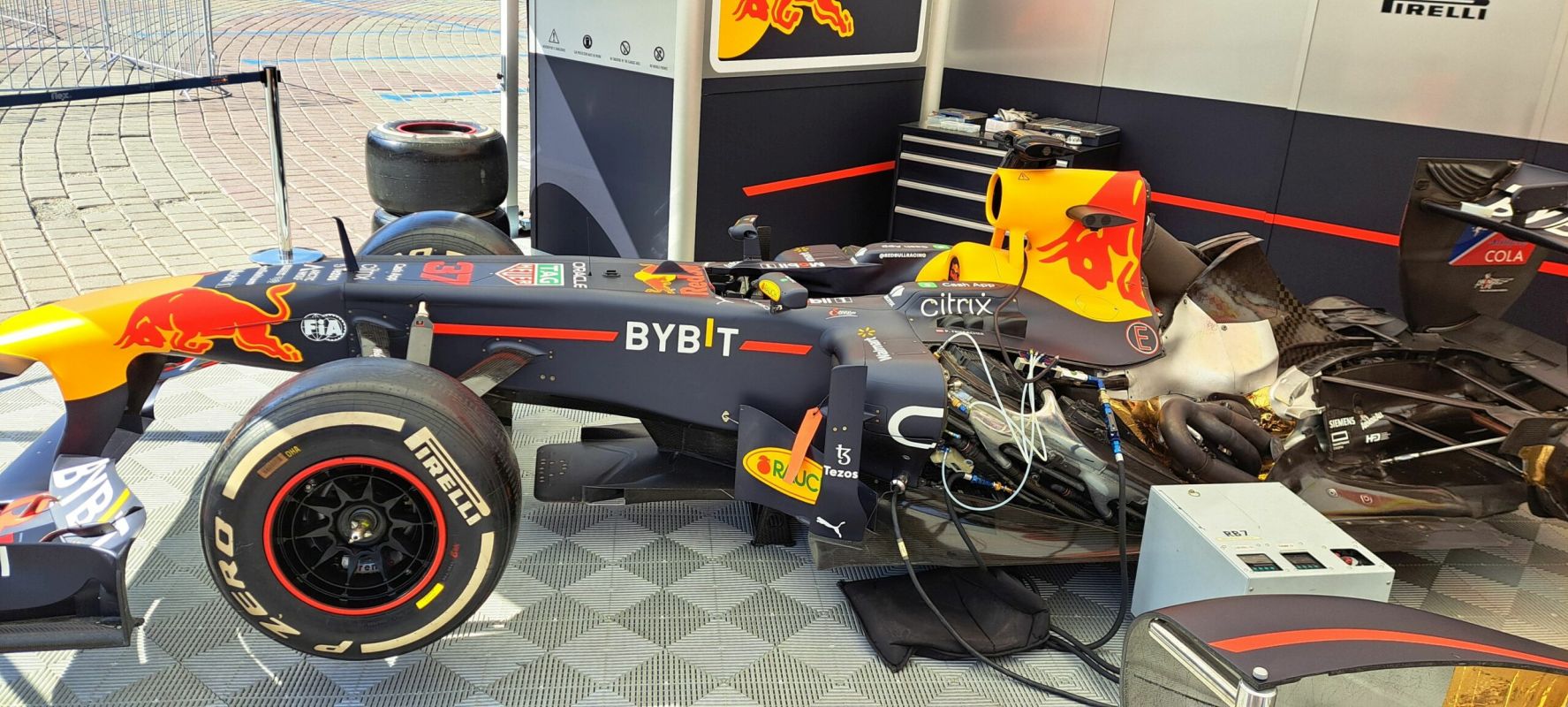 Cum se aude motorul unui monopost Formula 1 de la câțiva pași distanță