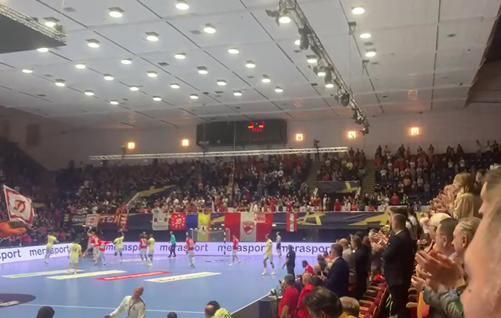 Cătălin Hîldan, omagiat la meciul de handbal Dinamo - FC Porto