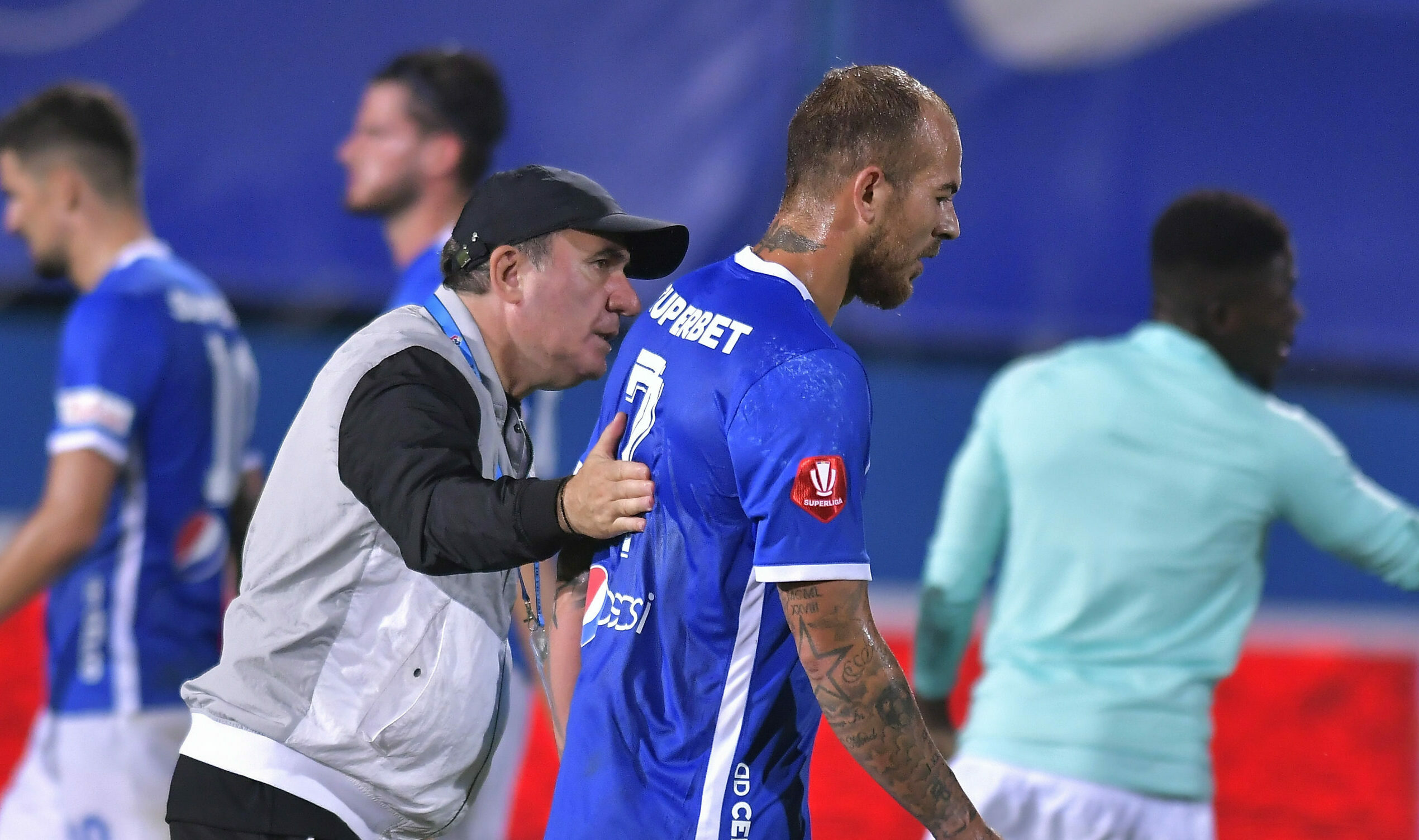 Denis Alibec l-a ignorat pe Gică Hagi în Farul - UTA Arad, dar „Regele ...